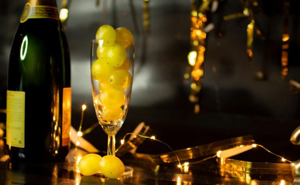 Significado de comer 12 uvas a la medianoche de Año Nuevo – PlayaalDía